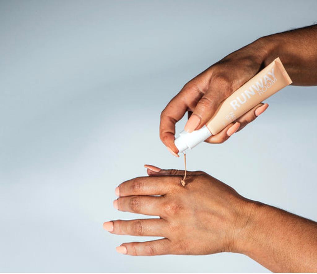 Buy The Face Base Luminous Foundation by Runway Room